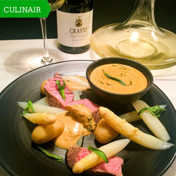 Kalfsentrecôte met asperges en mosterd-dragonsaus - Vinissima