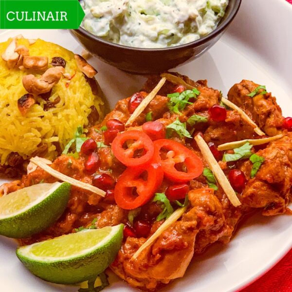 Dishoom’s Ruby Chicken Curry met saffraanrijst en komkommer-munt raita ...