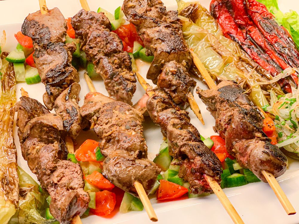 Turkse kippenlever-kebabs met gegrilde groenten en knoflook-dille ...