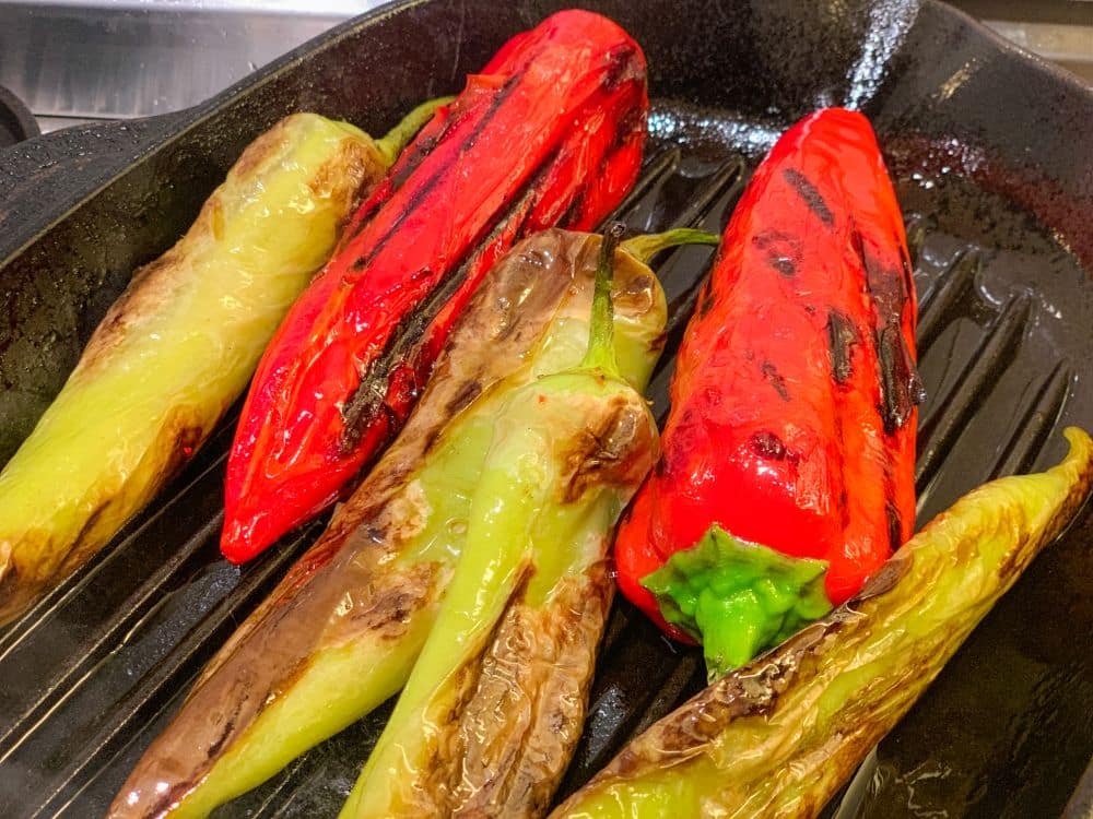 Turkse kippenlever-kebabs met gegrilde groenten en knoflook-dille ...
