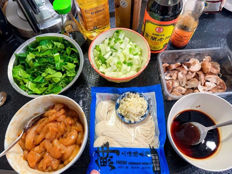 Shanghai noodles met kip, shiitake en Shanghai paksoi - Vinissima