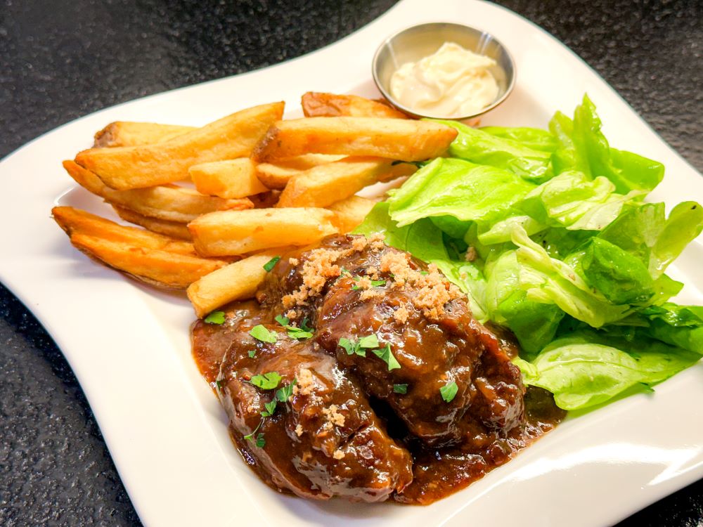 Vlaamse stoverij van varkenswangetjes met kriekbier en peperkoek ...