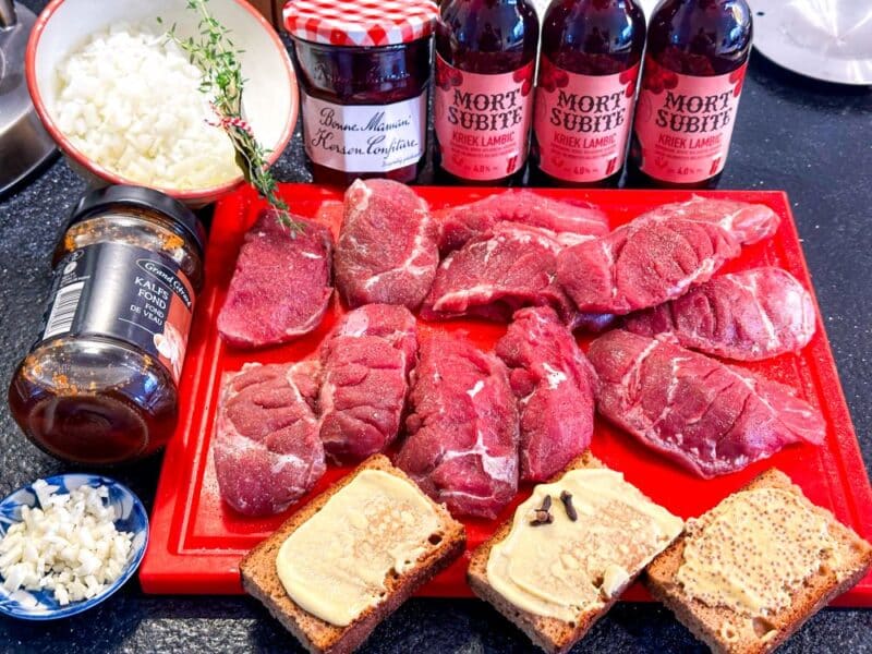 Vlaamse stoverij van varkenswangetjes met kriekbier en peperkoek ...