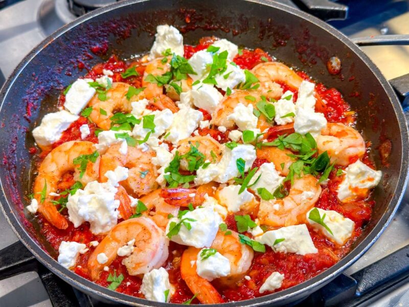 Garides saganaki – Grieks voorgerecht met gamba’s, tomaten en feta ...