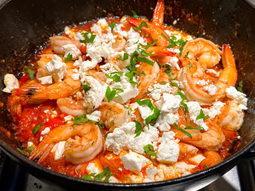 Garides saganaki – Grieks voorgerecht met gamba’s, tomaten en feta ...