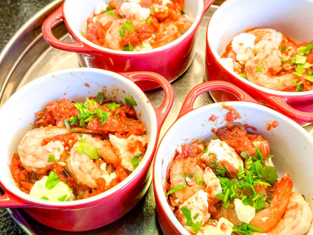 Garides saganaki – Grieks voorgerecht met gamba’s, tomaten en feta ...