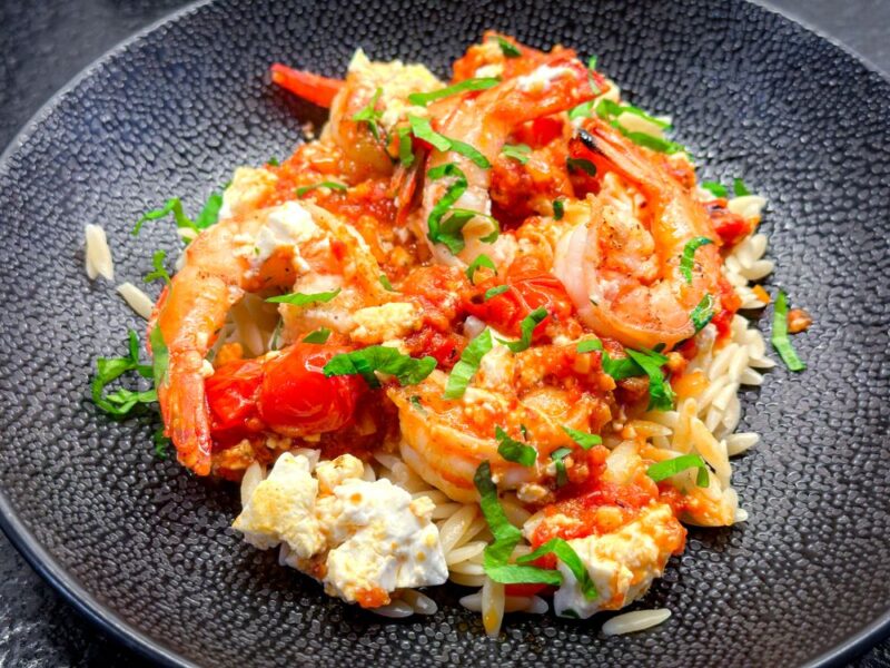 Garides saganaki – Grieks voorgerecht met gamba’s, tomaten en feta ...